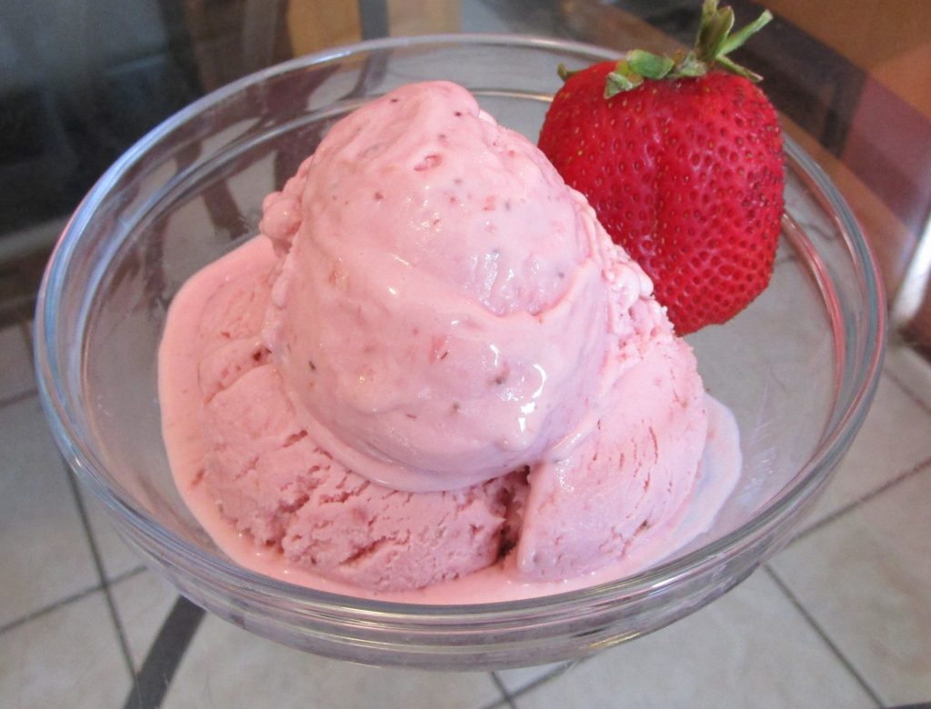 Strawberry frozen yogurt - charliethecookandrews